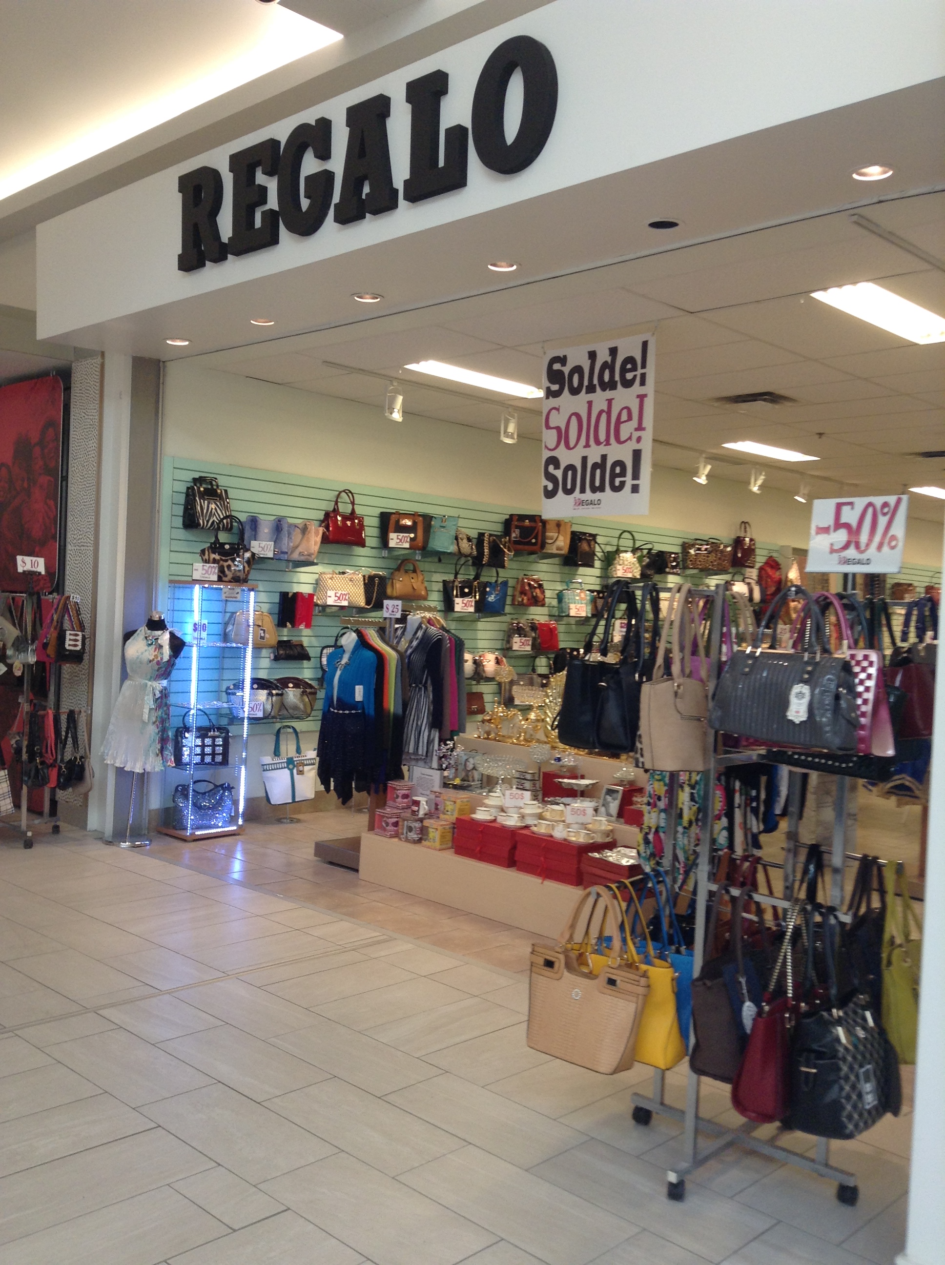 Le centre d’achats du mois : le Centre Laval - URBANIA