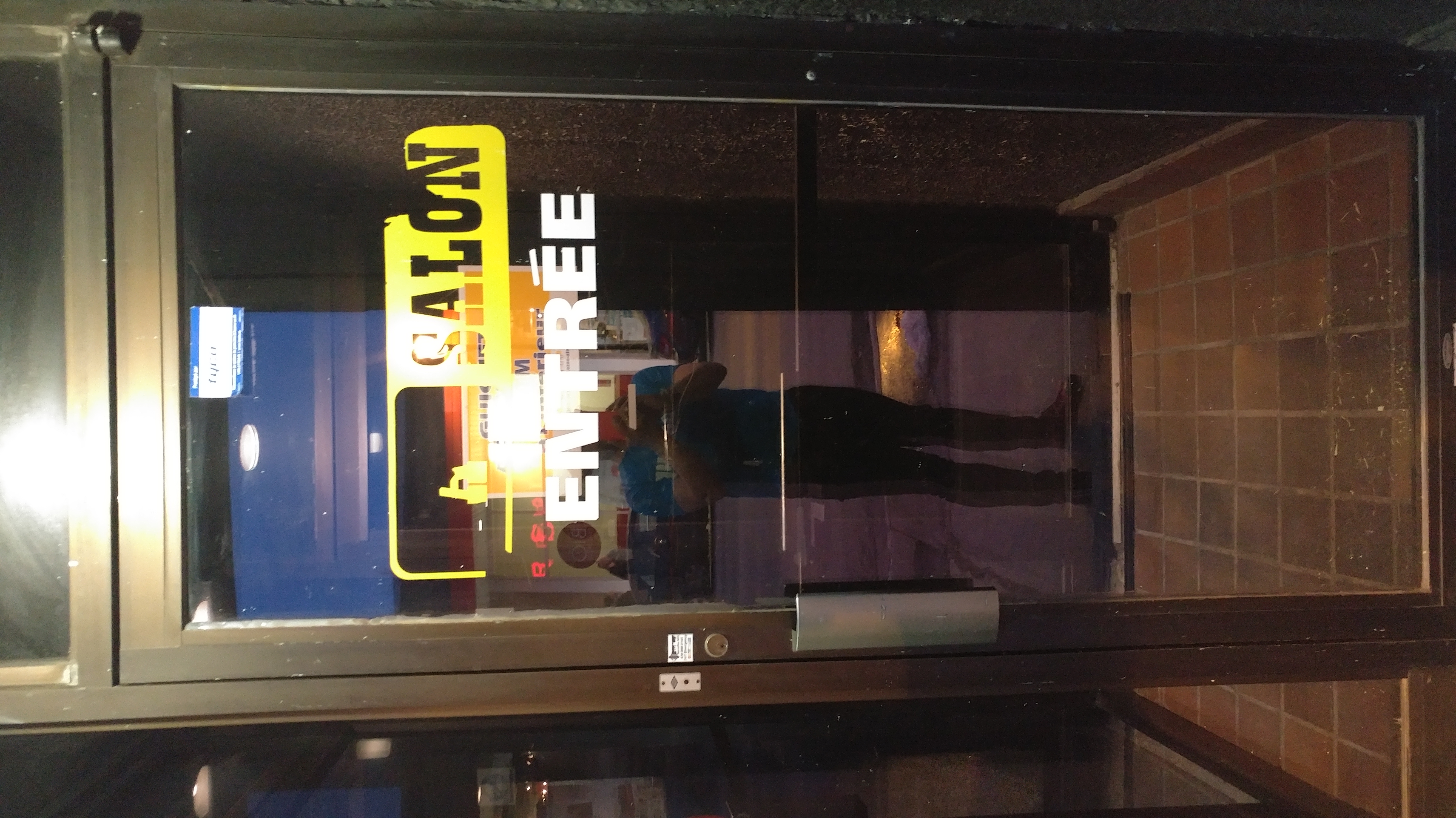 La taverne du mois : Bienvenu [sic] Bar Salon - URBANIA