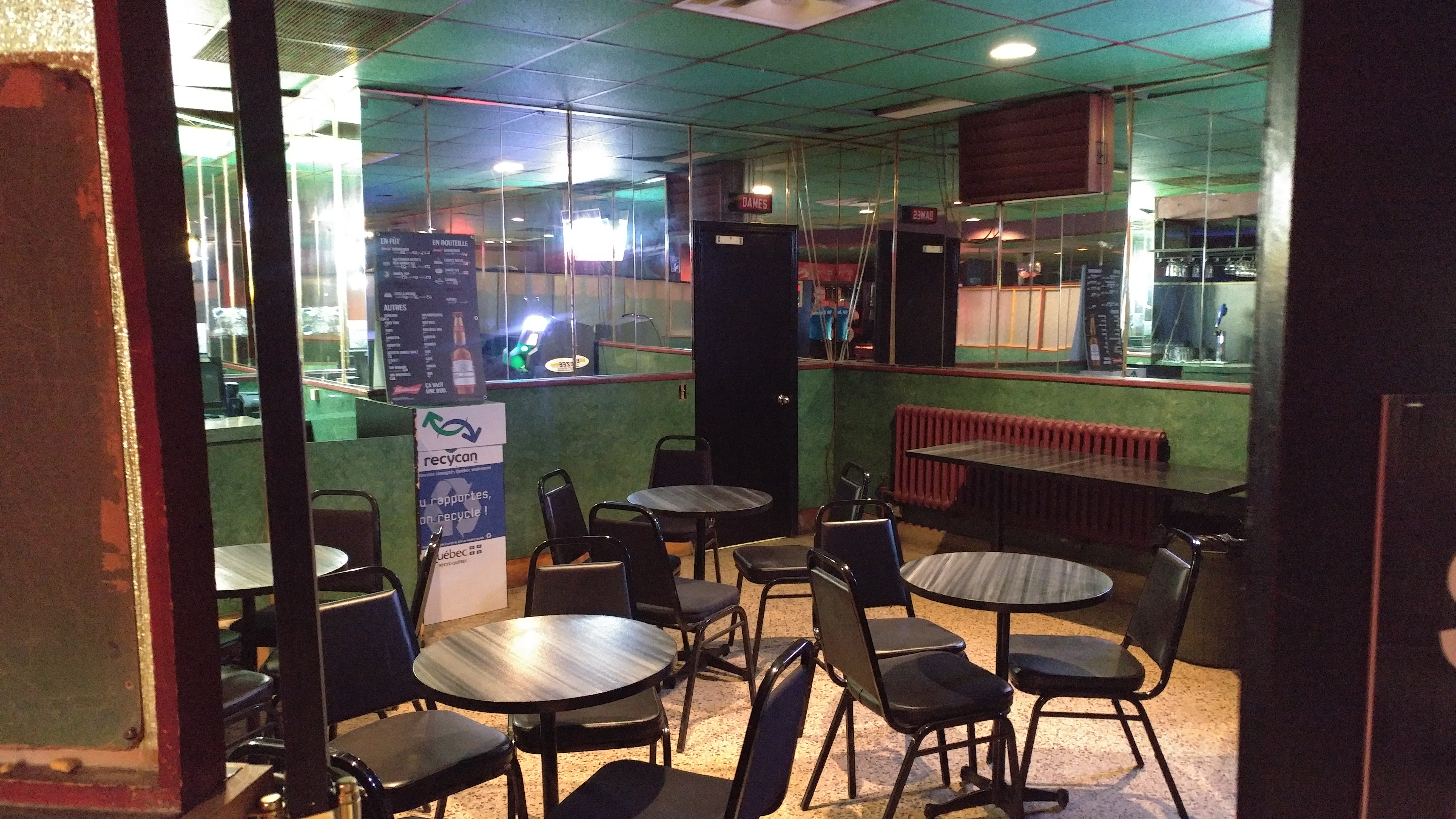 La taverne du mois : Bienvenu [sic] Bar Salon - URBANIA