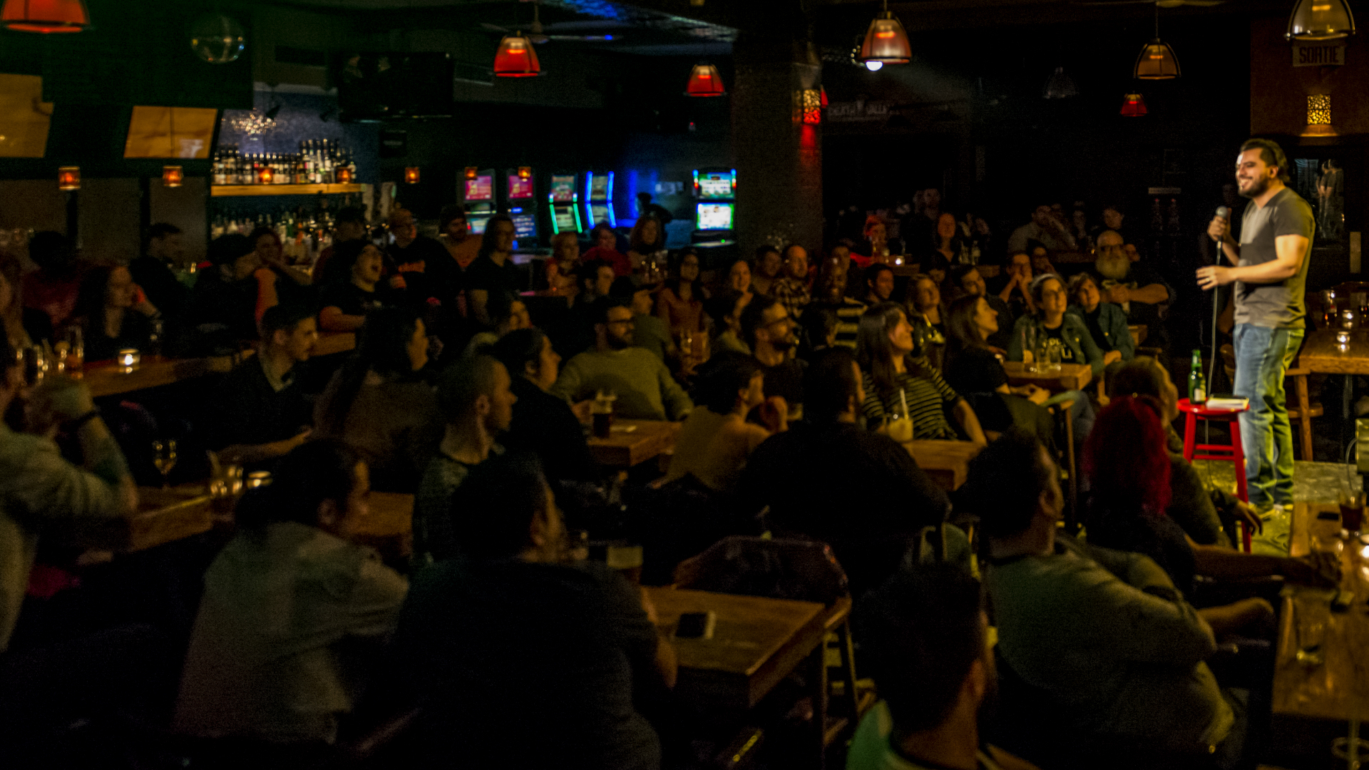 Pourquoi vous devriez assister aux soirées d’humour dans les bars - URBANIA